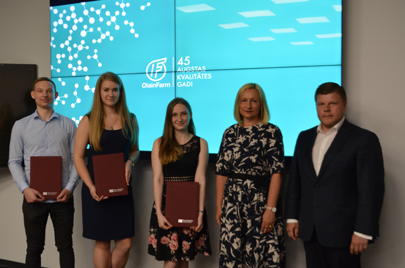 RSU farmācijas studenti saņem AS "Olainfarm" stipendiju