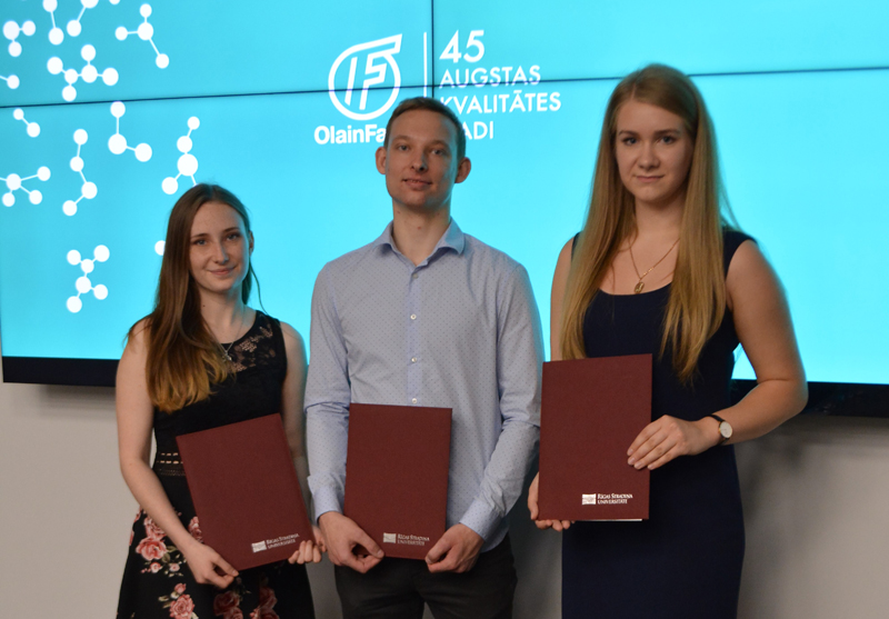 RSU farmācijas studenti saņem AS "Olainfarm" stipendiju